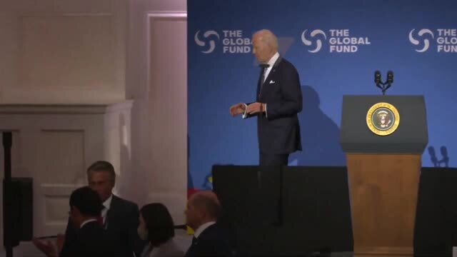 Biden Appears to Not Know Where To Go After Speech, Stands Awkwardly on ...